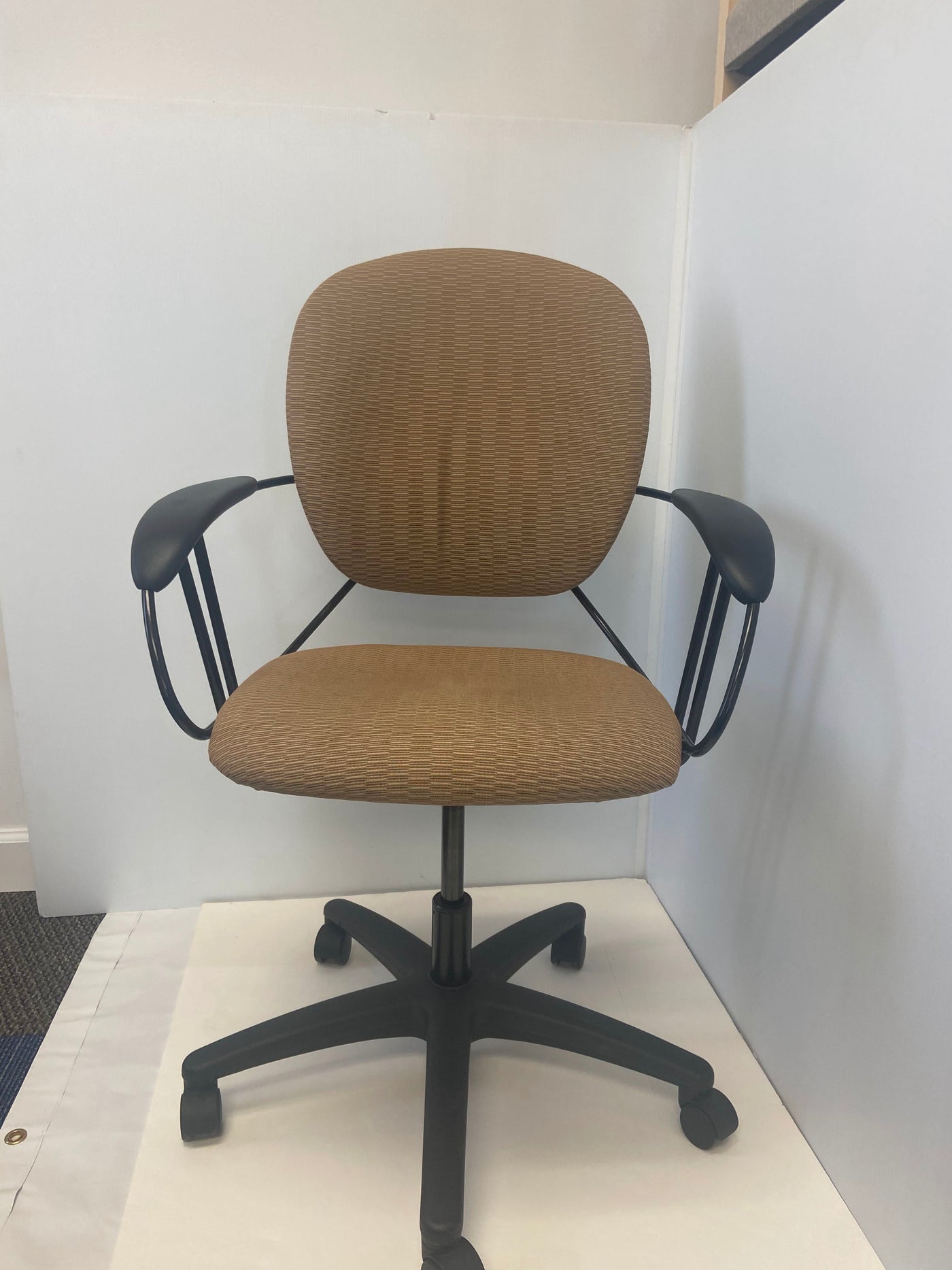 Pre Owned Steelcase Uno Swivel Chair Extreme Comfort in a Variety of Value Office Furniture Equipment